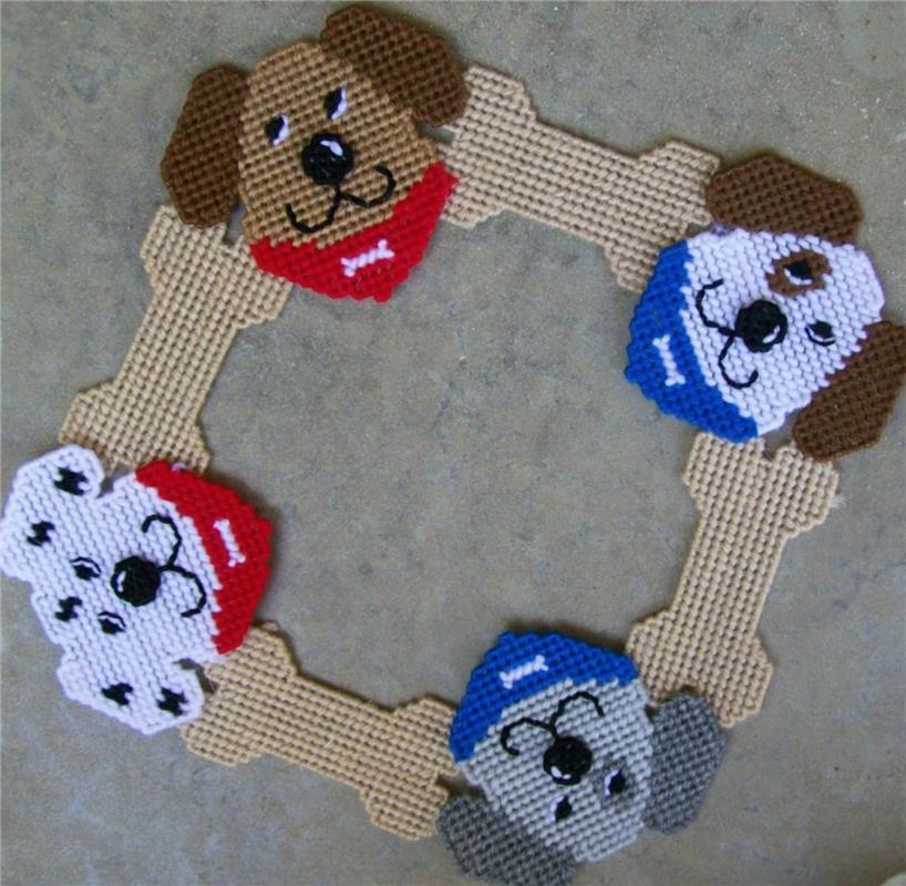 "Dogs and Bones Wreath" | Plastic Canvas Pattern